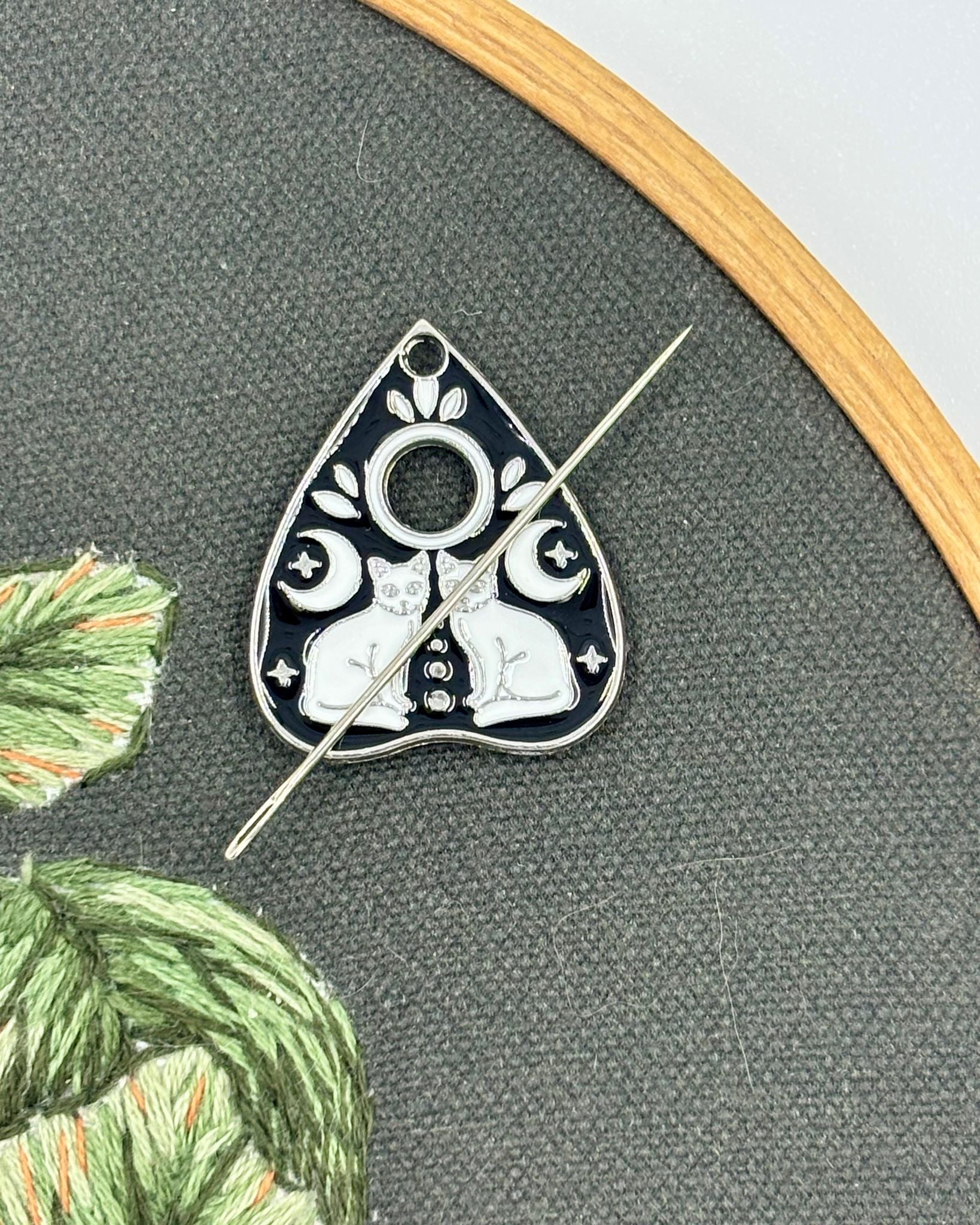 Cat Ouija Needle Minder – Witch Craft - Au fil du temps...